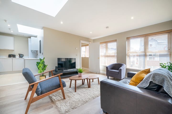 Pop Hollywood / Hip 2bd Ap (Gold Short Term Stays) - Belfast