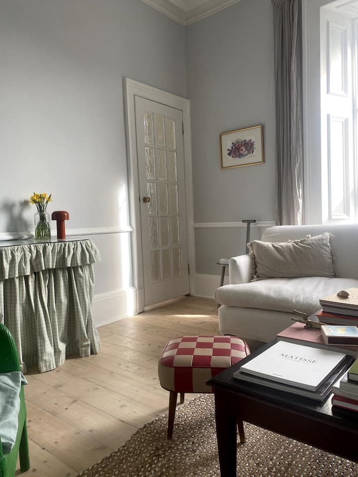 Cosy Flat On A Bustling Street - Edinburgh