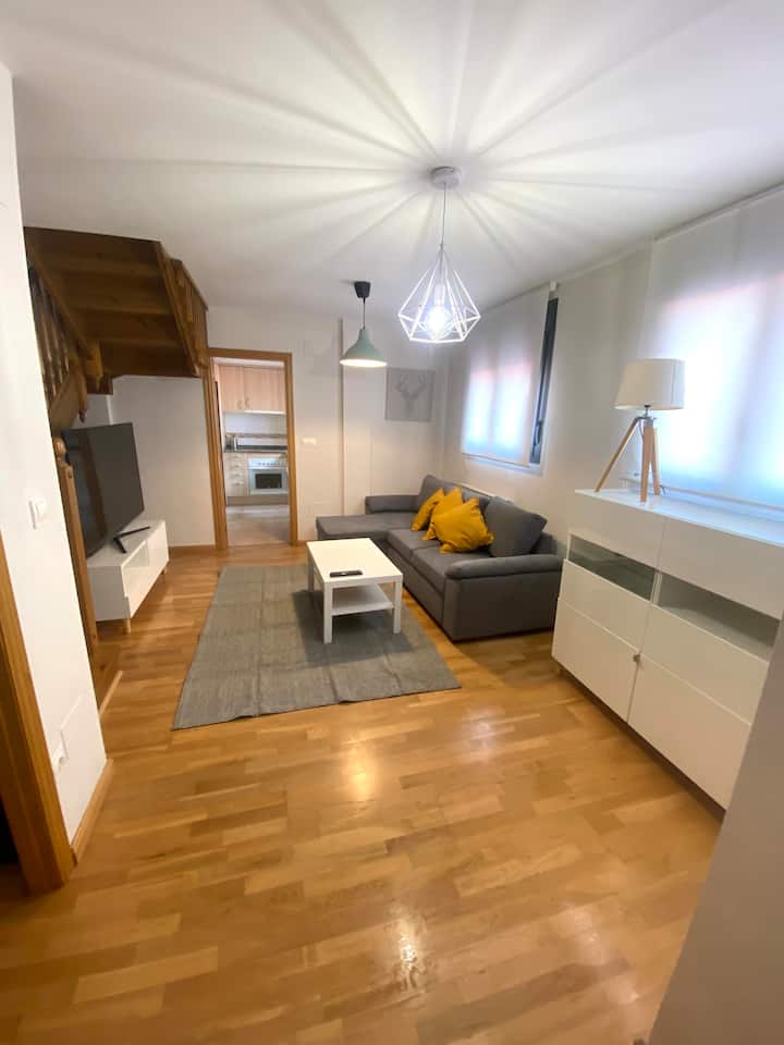 Apartamento Céntrico Con Garaje - Jaca