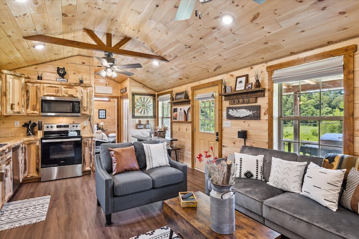 New Farmhouse Cabin-hottub*cornhole*arcade*petsok - Douglas Lake, TN