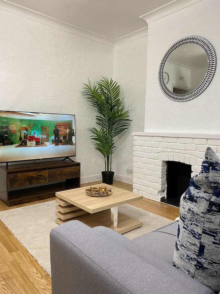 Cosy 3 Br House With Free Parking, Garden & Wifi - Gillingham