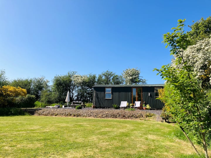 Cwt Ar Y Bryn (Hut On The Hill) - Aberporth