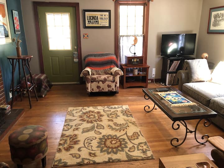Charming Bohemian Cottage - Athens, GA