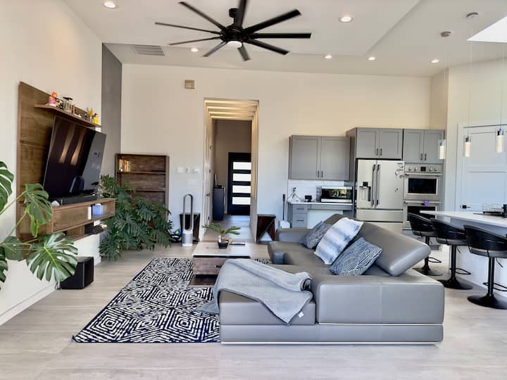 Contemporary Custom Home With Panoramic City Views - Albuquerque