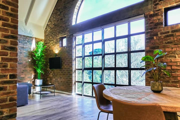 Upmarket Apartment-loft Bedroom & Secure Parking - Stellenbosch