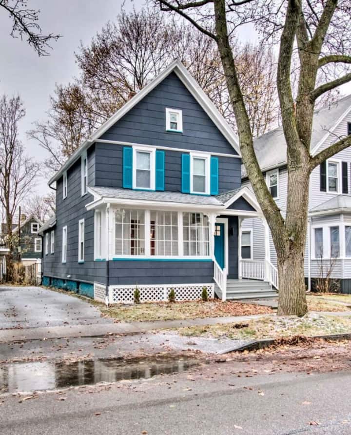 Warm & Cozy Stay Near Highland Park
Gym•bar•office - Rochester, NY