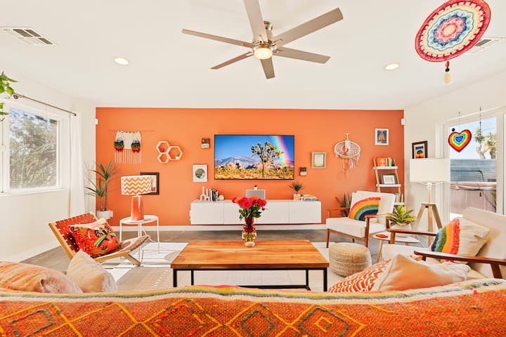 The Rainbow Refuge - ユッカ・バレー, CA