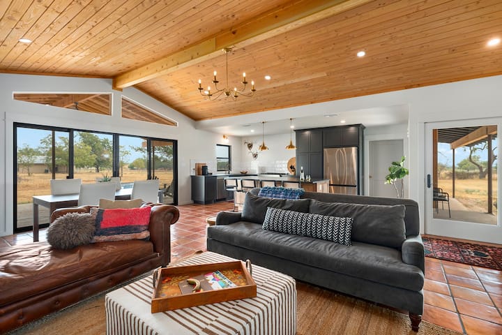 Wylder Moon Retreat | Brand New | Outdoor Shower - Fredericksburg, TX