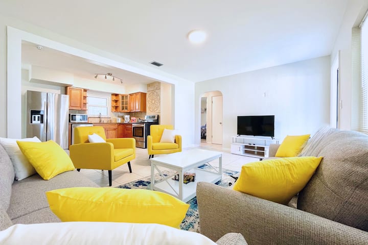 3 Mins To Beach-free Parking, King Beds, Work Desk - Indian Rocks Beach, FL
