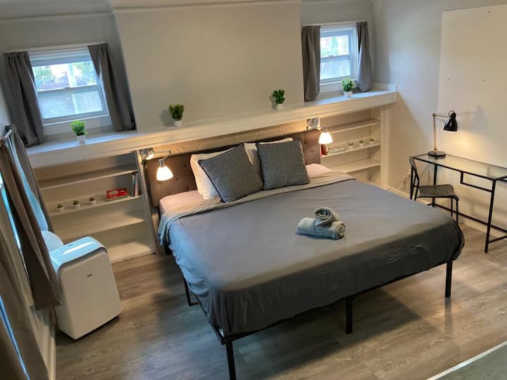 Cozy Studio: King Bed, Bath, Kitchen & Pvt Entry - Detroit, MI