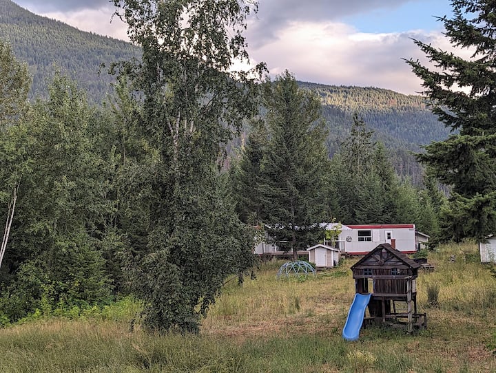 Low-key Trailer In A Vineyard - Salmon Arm