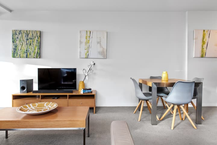 Modern Newstead Apt W Huge Balcony, Pool & Parking - Newstead