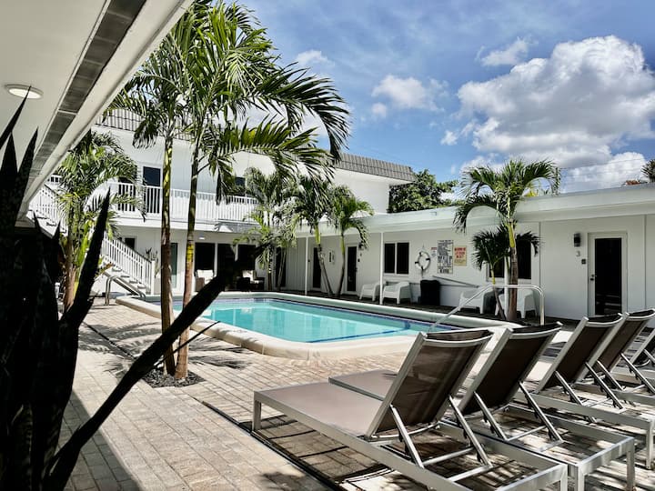 Unit 7 Queen Studio, Sleeps 2 - Lauderdale-by-the-Sea Beach, FL