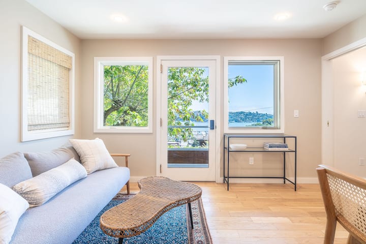 Coastal Cottage With Water View - Sausalito, CA