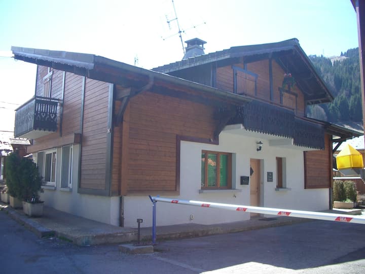 Ski Chalet Morzine -4 Bedroom, Town Centre - Morzine