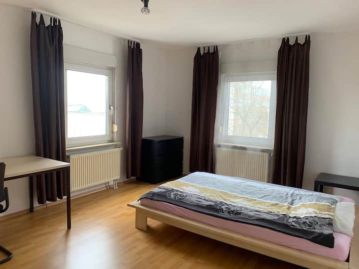 4-schlafzimmer, Privatparkplatz, 8 Min. Zum Hbf - Kornwestheim