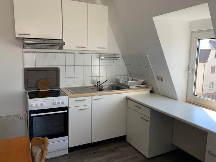 4-schlafzimmer, Privatparkplatz, 8 Min. Zum Hbf - Stuttgart