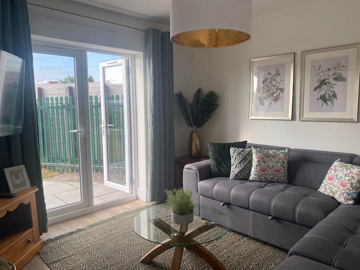 Pet Friendly Ground Floor Flat Near M4, Margam - Bridgend