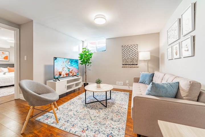 Cozy Clean 2 Bdrm - King Bed - 2 Workstations - Kitchener