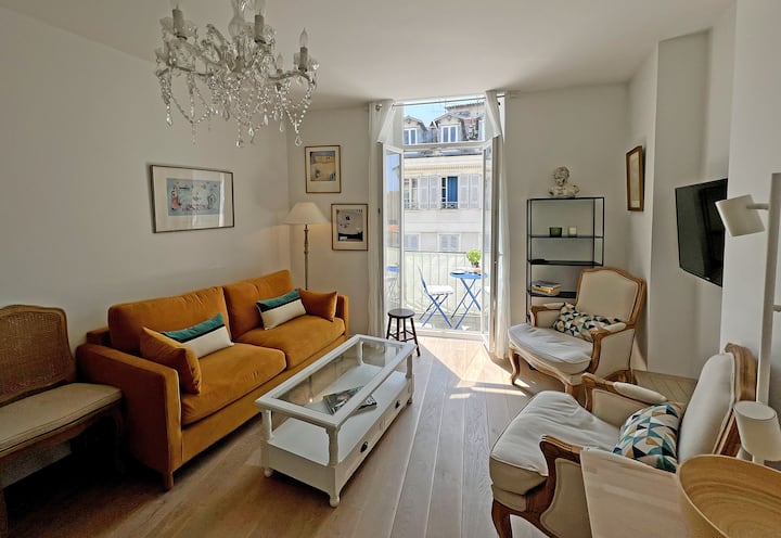 12. Sunny One-bedroom Corner Apt With A Balcony - Nice