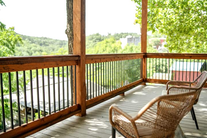151 Spring B ~ Downtown Eureka Springs~ Suite B - Eureka Springs, AR