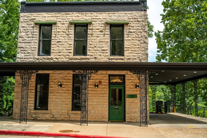 151 Spring F ~ Downtown Eureka Springs ~ Suite F - Eureka Springs, AR