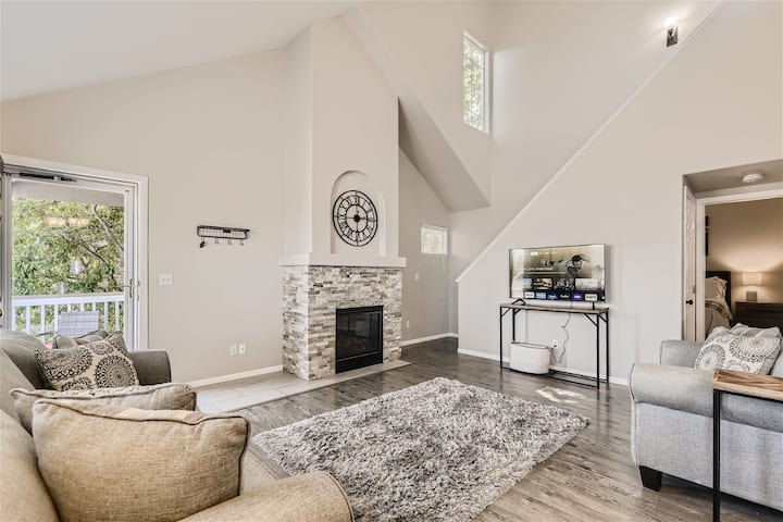 Updated 2 Bed, 2 Bath, Garage - Aurora, CO
