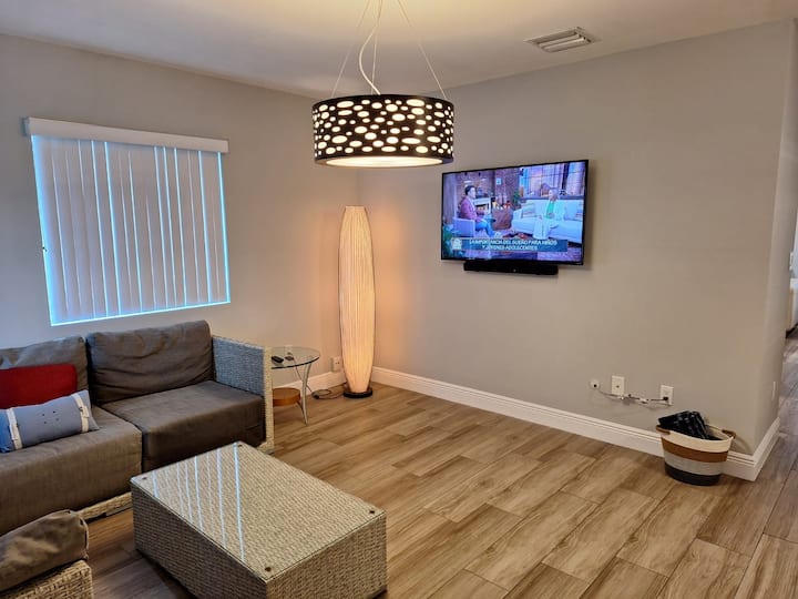 Spacious And Modern Home - Miami Gardens, FL
