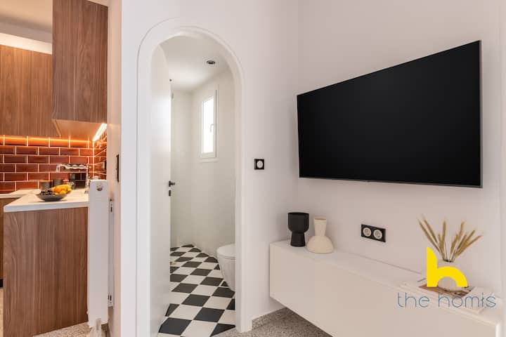 Athenian Retro-chic Studio In Heartbeat Of Pagrati - Athens