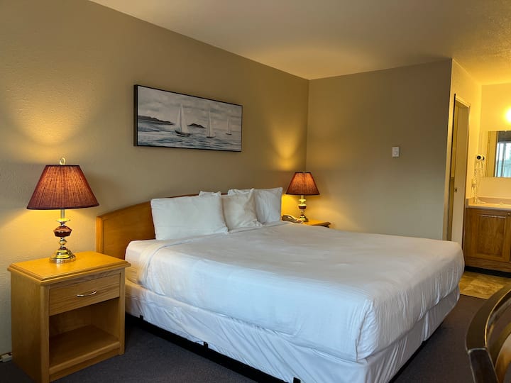 One King Bedroom - Kitimat