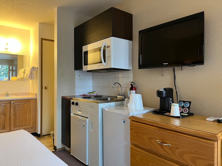 One Queen Bed + Kitchen - Kitimat