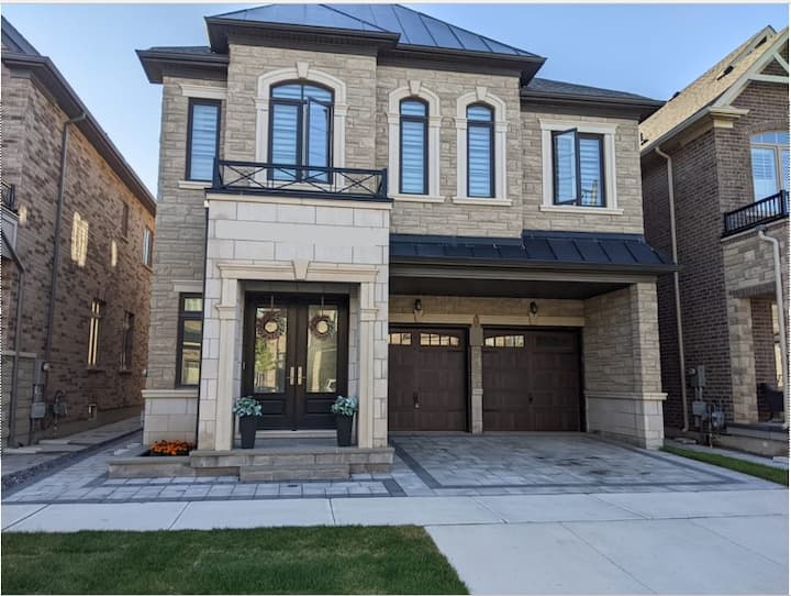 Modern 2br Retreat | Renovated + Free Parking - Oakville