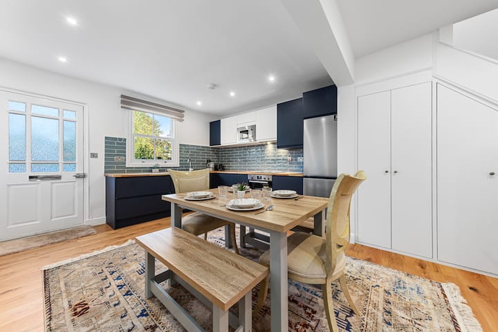 *Stylish 2-bed Family Home With Garden In Barnet* - Enfield