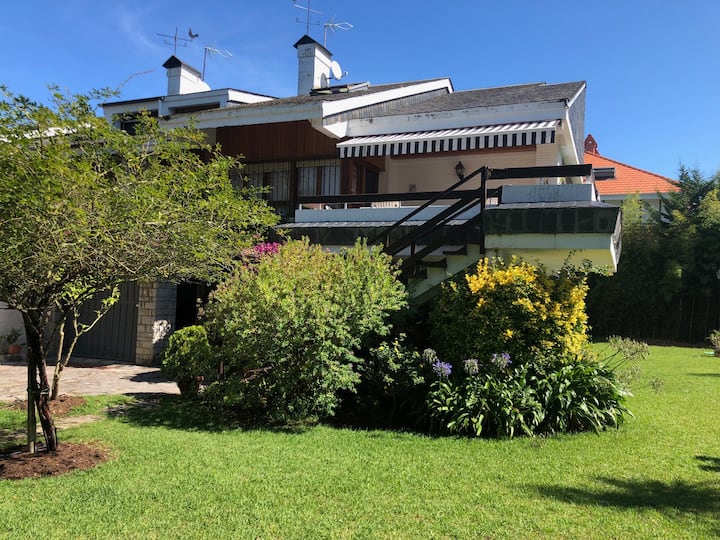 Chalet Con Piscina Y Jardín - Laredo, España