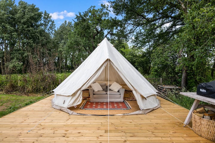 Bell Tent Overlooking Moat With Hot Shower And Loo - Cotswolds
