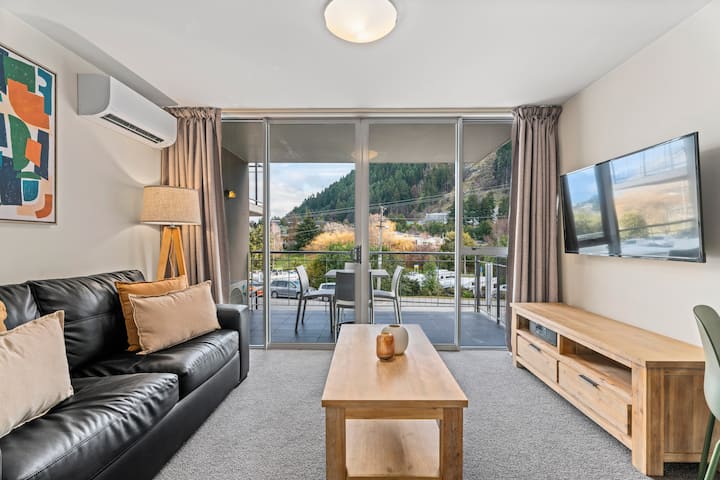 Central Qt | Cozy 1br + Balcony, Walk Everywhere - Queenstown