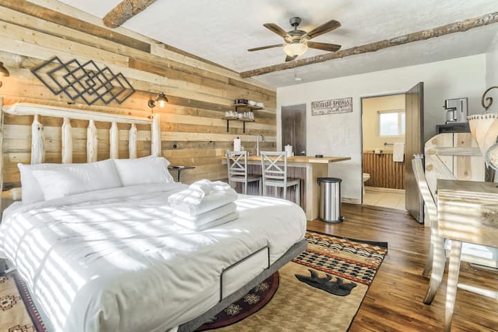 Studio Apartment, Pet Friendly - Manitou Springs, CO