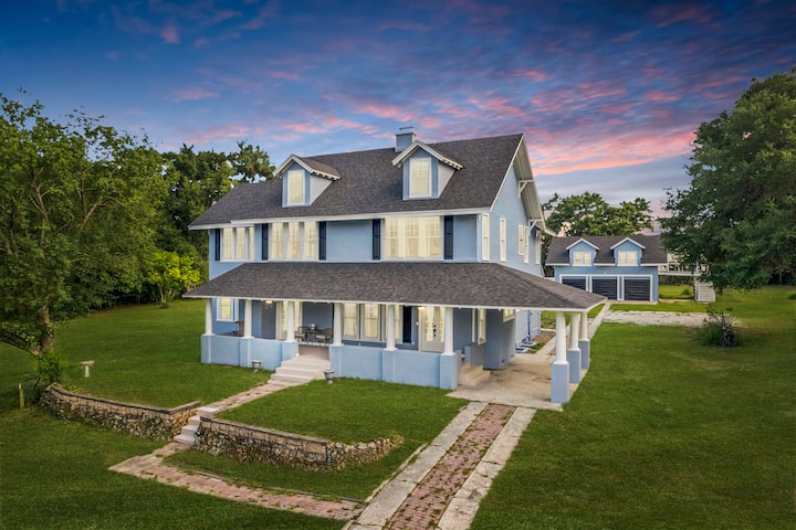 The Faith Estate - A Lakefront Storybook House - Leesburg, FL