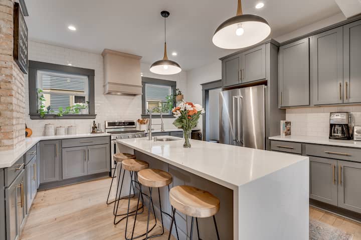 The Lincoln Off Grand *Walk To Everything* - Saint Paul, MN