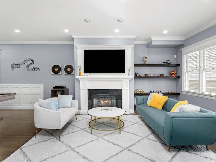 Entire House W/ Free Parking, Close To Wrigley! - Chicago, IL