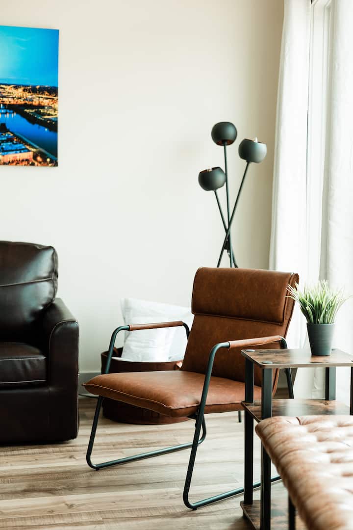 Large Corner Condo-broadway 2 Miles, Free Parking! - Nashville, TN