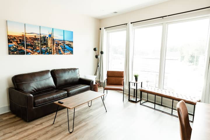 Large Corner Condo-broadway 2 Miles, Free Parking! - Nashville