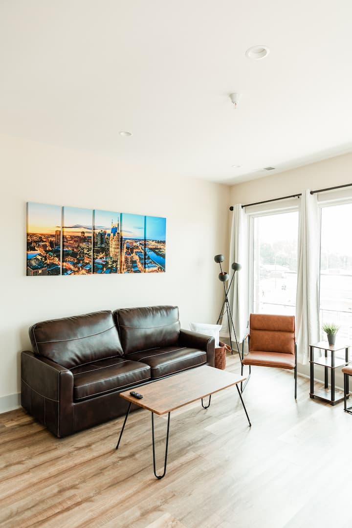 Large Corner Unit - 2 Miles To Broadway - 10% Off - Nashville, TN