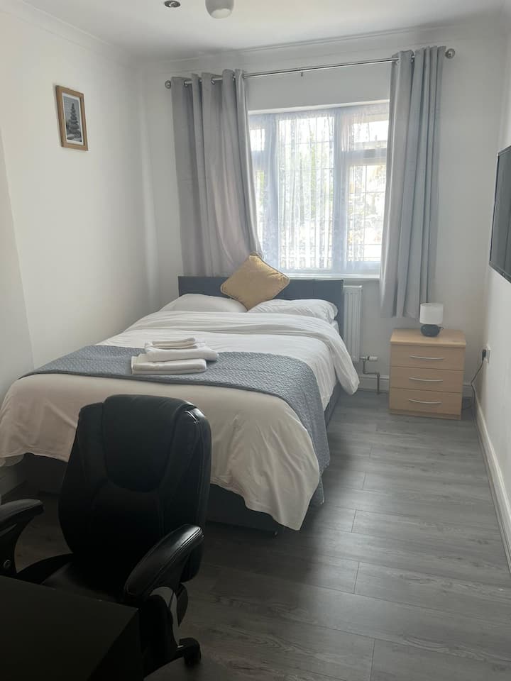 Double Room Near Train Station - Ilford