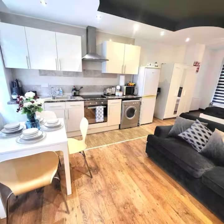 Central  London | Walk To Soho, Oxford St&nbsp;&&nbsp;Shops - Saint Pancras Station - London