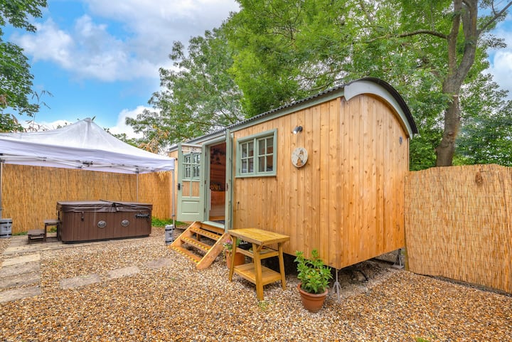 The Shepherds Hut With Hot Tub - Kent