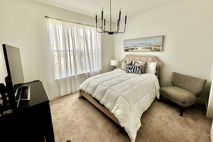 Sunny & Private Queen Bedroom In Lakeview Chateau - St. Cloud, FL