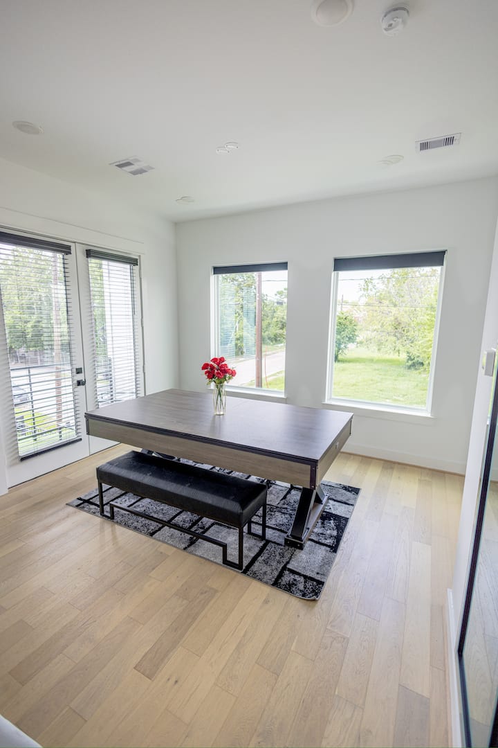 Downtown Twin Luxe Homes • Hoops •Tvs • Pool Table - Houston, TX