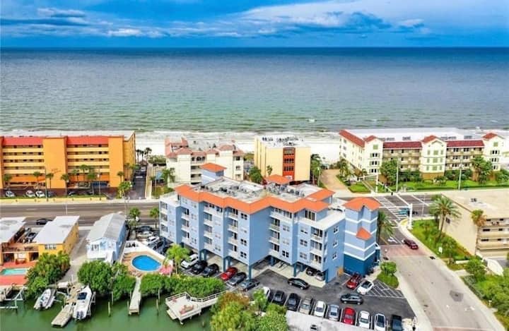 Penthouse Condo-amazing Views-skyline Of Madeira - Madeira Beach, FL