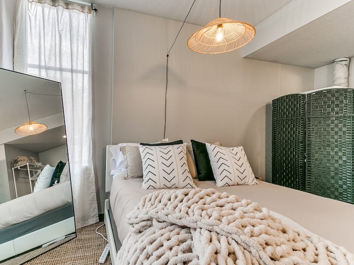 Boho | Walk East Village | Downtown | Free Parking - Des Moines, IA